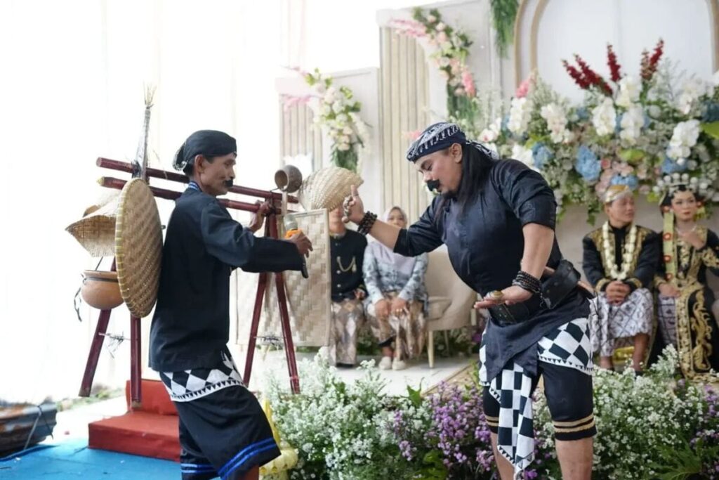 Sinoman: Tradisi Gotong Royong dalam Budaya Jawa - Jejak Persepsi