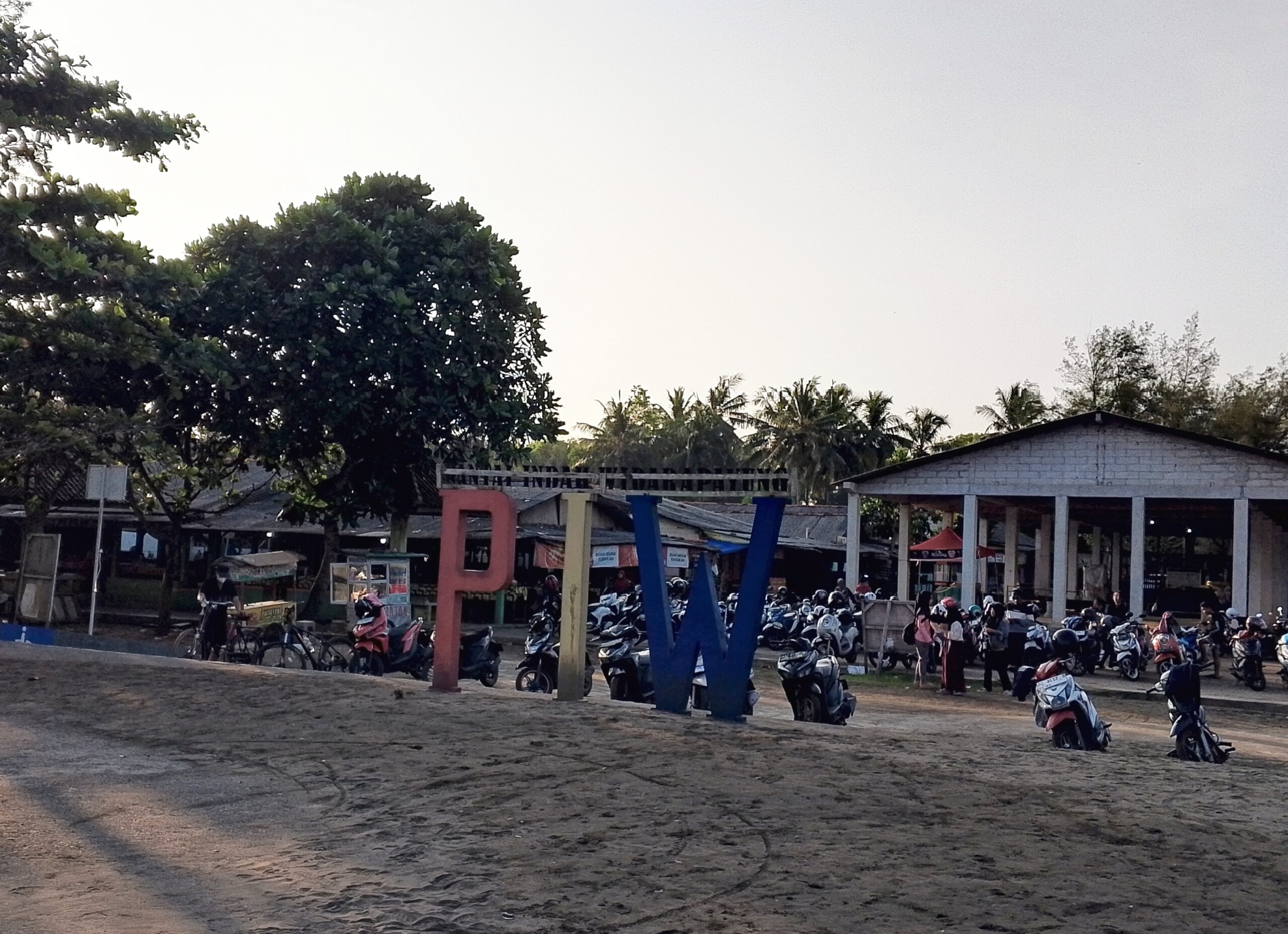 Pantai Widara Payung, Destinasi Favorit dengan Panorama Laut Selatan ...