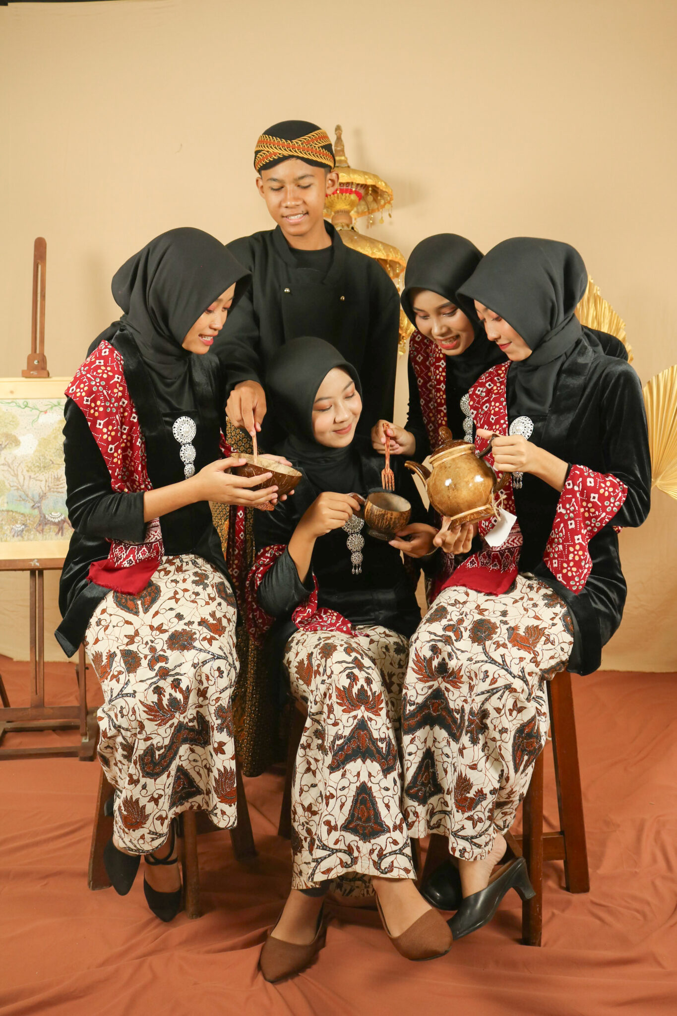 Gen Z Rayakan Identitas Lokal: Tren Pakaian Adat Jawa Mewarnai Foto ...